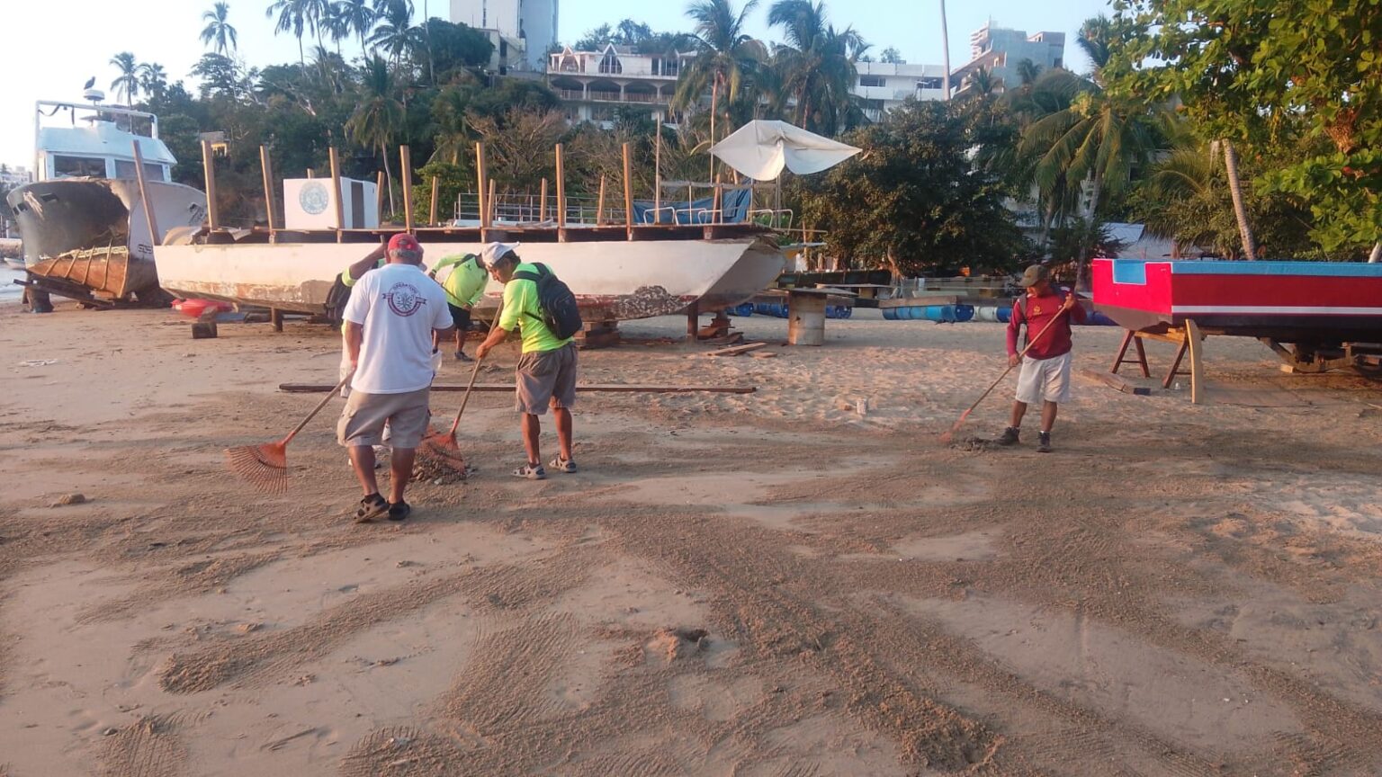 En Acapulco Continúan Trabajos De Limpieza Y Cribado De Arena En Playas